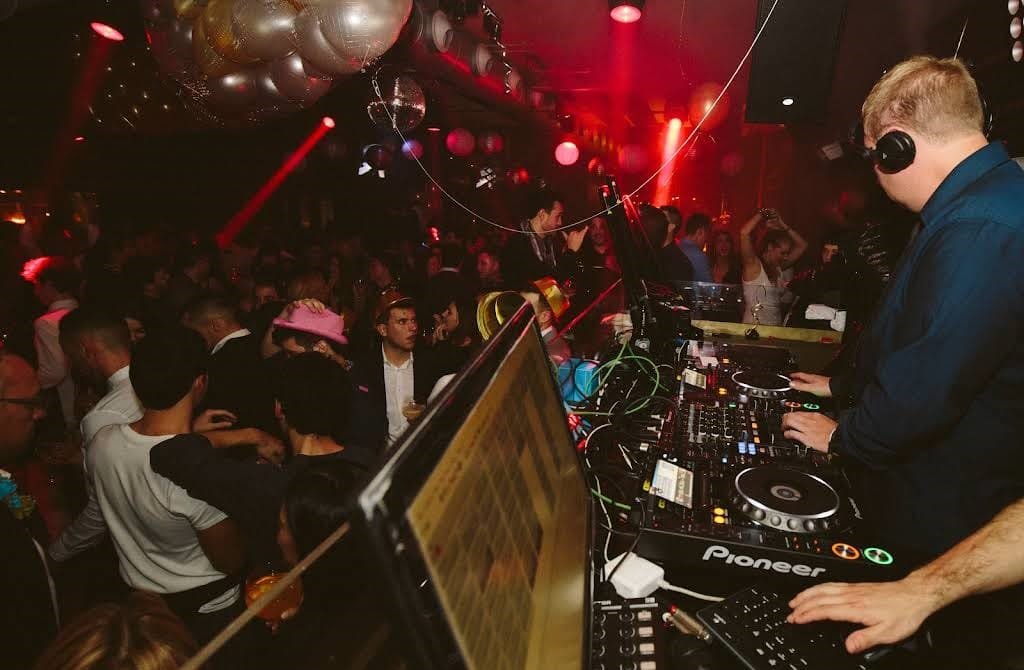 Vida Nocturna en Dénia: Mejores Pubs y Discotecas 2026 • PLAYASDENIA